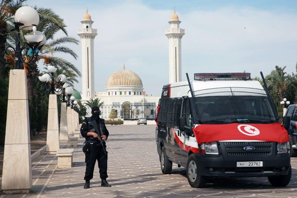 الداخلية التونسية تُعلن عن إعتقال 4 إرهابيين وضبط كلاشينكوف ومواد