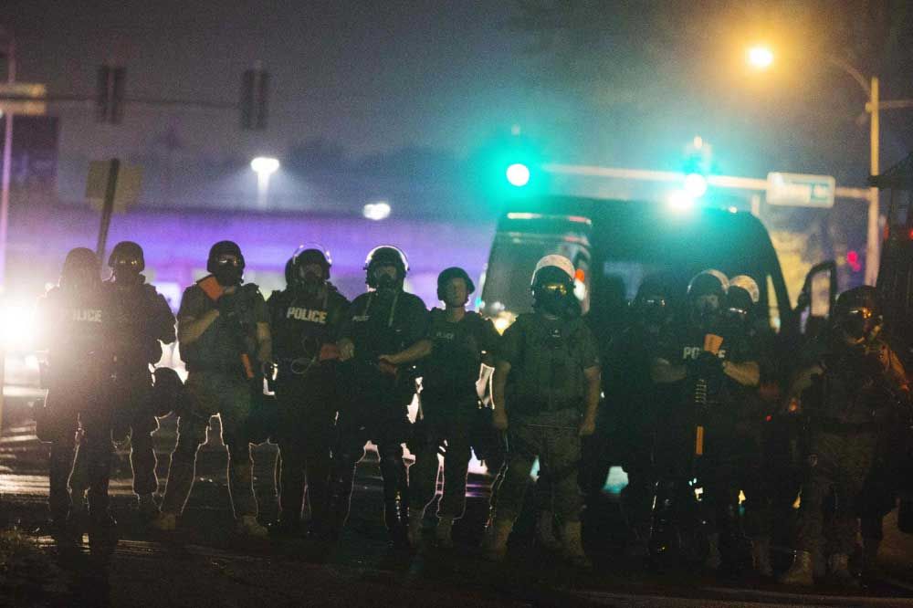 الشرطة الأمريكية تحاول تفريق محتجين بعد حظر التجول في فيرجسون دولية
