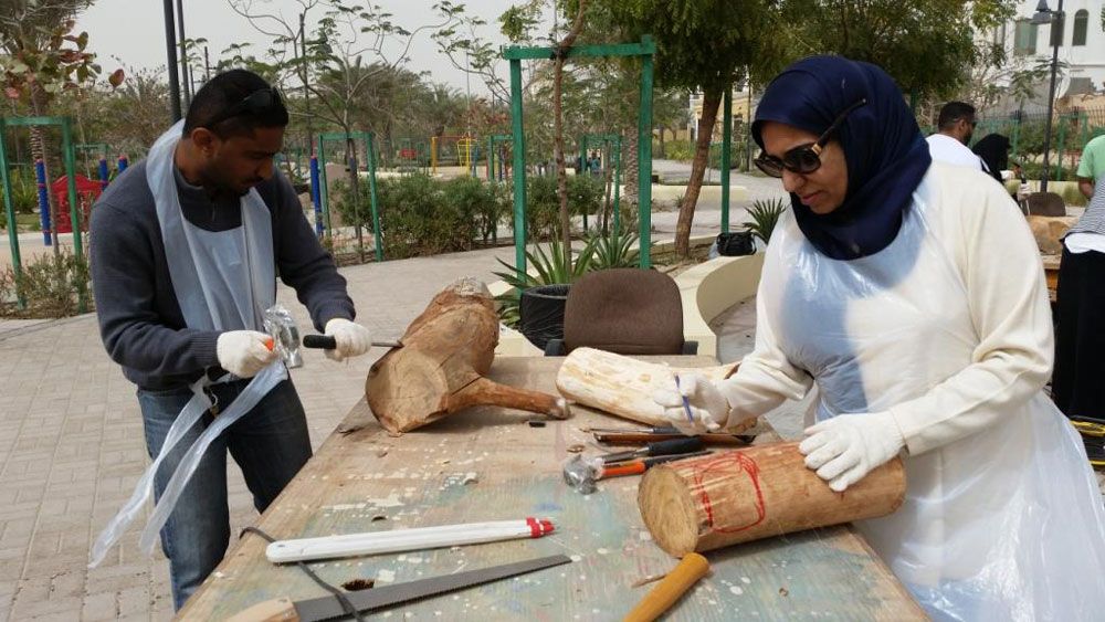 لتربية تنظم ورشة عمل النحت على جذوع الأشجار البحرين صحيفة الوسط البحرينية مملكة البحرين