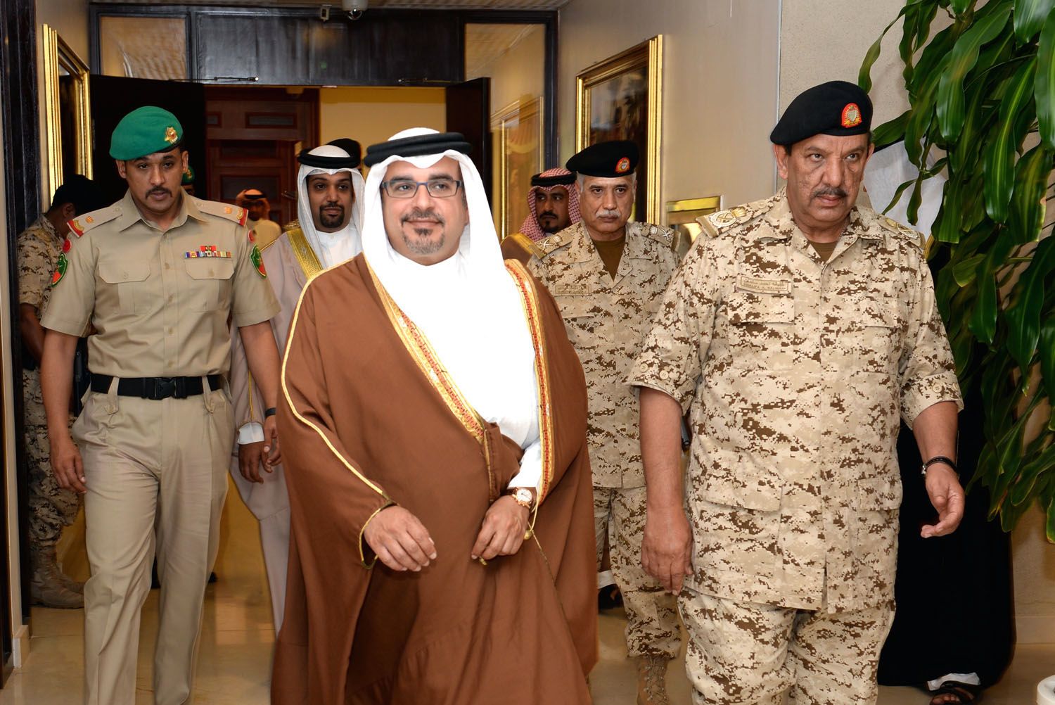 ولي العهد يؤكد على المشاركة الفاعلة لقوة الدفاع في عملية عاصفة الحزم